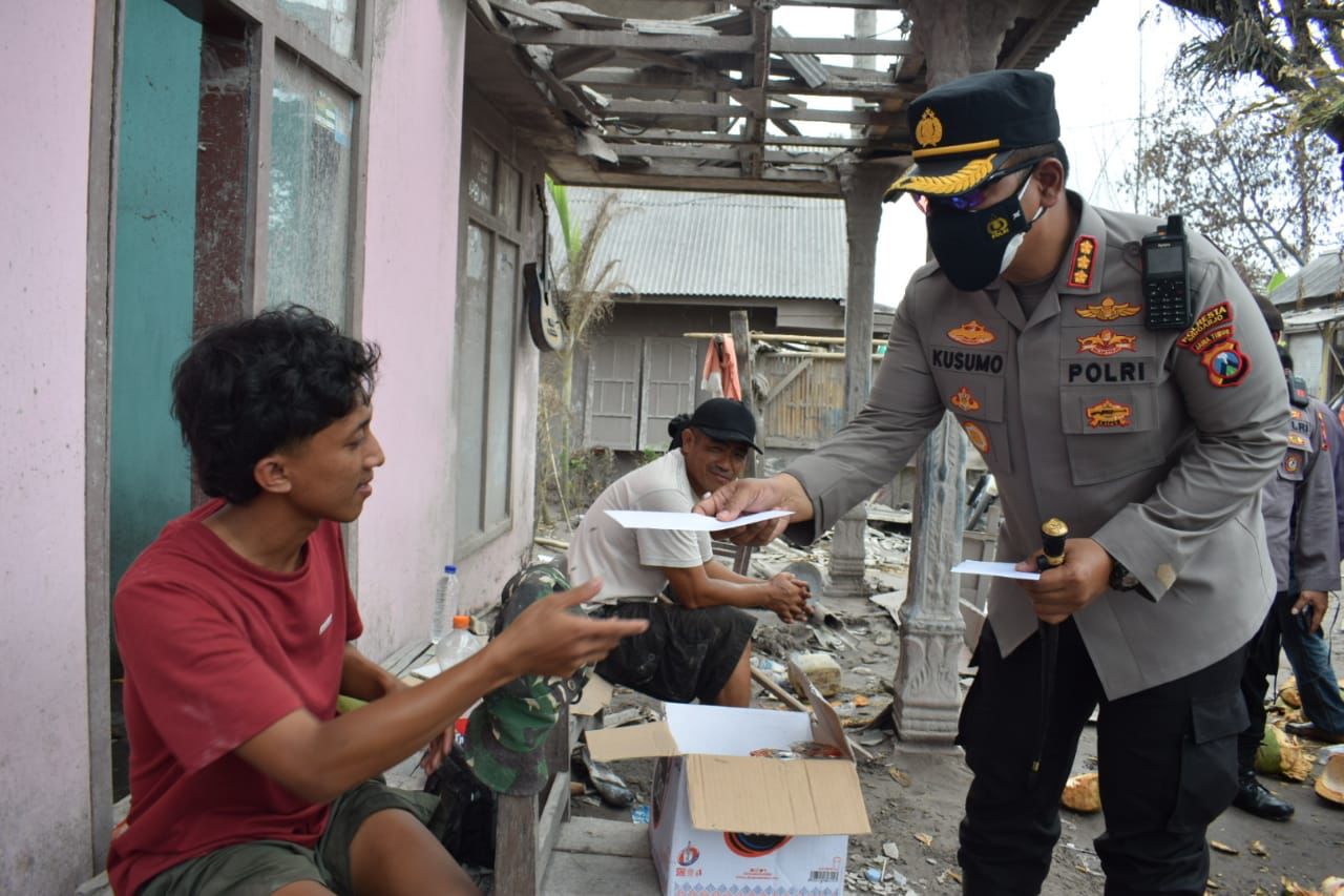 Kapolresta Sidoarjo Turun ke Kawasan Terdampak Erupsi | Pawarta Jawa Timur Kapolresta Sidoarjo Turun ke Kawasan Terdampak Erupsi | Pawarta Jawa Timur